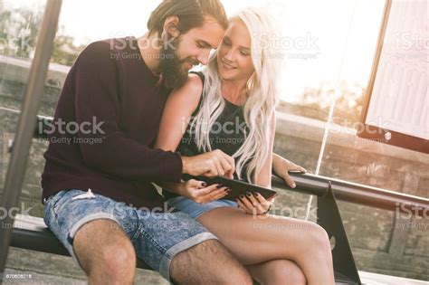 젊은 커플 태블릿을 사용 하 고 대 중 교통에 대 한 대기 본다이 비치 시드니 대기에 대한 스톡 사진 및 기타 이미지 대기 버스 버스 정류장 건축물 Istock