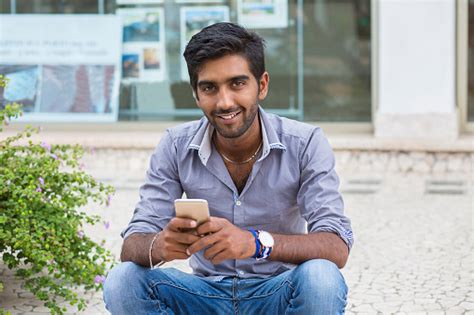 화창한 날에 도시 거리 배경에 고립 된 근접 촬영 초상화 행복 한 잘생긴 젊은이 그의 휴대폰 스마트폰를 사용 하 여 확인 긍정적인 감정 표현에 대한 스톡 사진 및 기타
