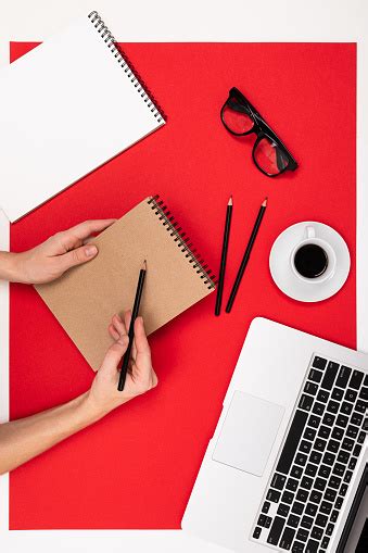 학교 및 사무용품은 빨간 배경에 깔끔하게 놓여 있습니다 0명에 대한 스톡 사진 및 기타 이미지 0명 개인 장식품 계산기 Istock