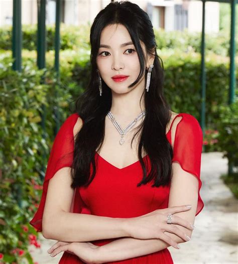 송혜교 베니스에서 레드 드레스 …고혹적 매력 발산 헤럴드경제