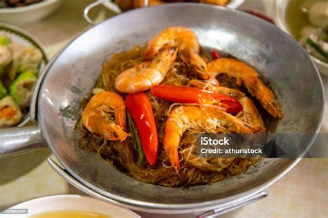 물고기와 튀긴 춘권 딤섬 해산물 구이 오리 미트볼 배경 테이블에 작은 철 냄비에 유리 Noodels와 함께 하는 Casseroled 새우 거리에 대한 스톡 사진 및 기타