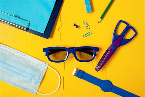 안전한 학습을 위한 액세서리 및 액세서리의 흑백 세트 플라스틱 블루 안경 가위 실리콘 시계 연필 메모장 및 보호 마스크 0명에 대한 스톡 사진 및 기타 이미지 Istock