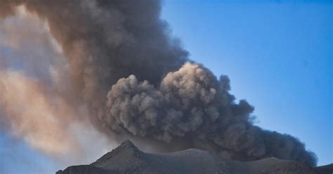 거대한 화산재 뿜어내는 페루 우비나스 화산