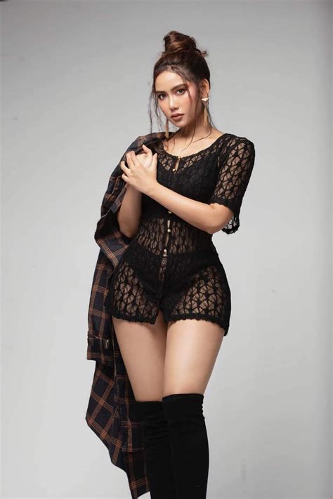 𝐌𝐲𝐚𝐧𝐦𝐚𝐫 𝐂𝐞𝐥𝐞 𝐌𝐨𝐝𝐞𝐥 𝑴𝒚𝒂𝒏𝒎𝒂𝒓 𝑪𝒆𝒍𝒆 𝑴𝒐𝒅𝒆𝒍 𝑷𝒂𝒈𝒆 မှ ခရစ္စမတ်အကြို 𝑺𝒆𝒂𝒔𝒐𝒏 4 အမှတ်တရဓာတ်ပုံ ပြိုင်ပ