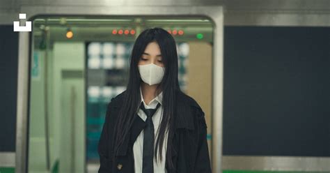 기차 앞에 서 있는 마스크를 쓴 여자 사진 Unsplash의 무료 회색 이미지