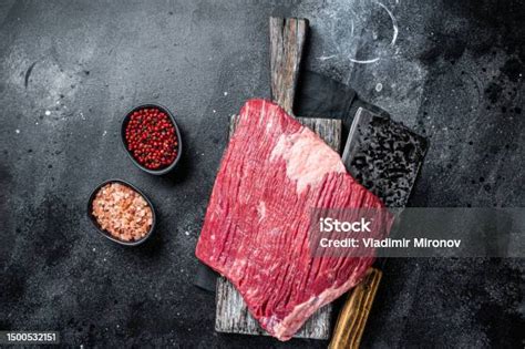 정육점 보드에 익히지 않은 생 쇠고기 양지머리 고기 검은 배경입니다 상위 뷰 0명에 대한 스톡 사진 및 기타 이미지 0명 검은색 고기 Istock