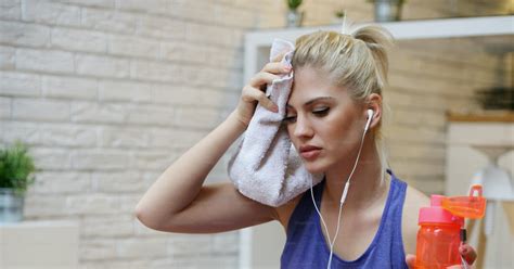 젊은 백인 여성은 피곤하고 집에서 운동하는 동안 물을 마신다 사진 Unsplash의 운동 이미지