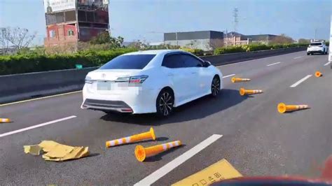 防撞桿還沒「執勤」防撞卻遭車輛輾撞！國1北上「防撞桿」掉滿地 奧丁丁新聞 Owlnews
