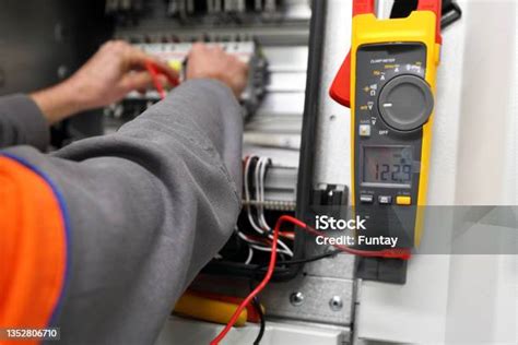 전기 는 클램프 미터와 배전반의 전압을 측정하고 있습니다 전기 장비를 제어 보호 및 격리하는 데 사용되는 전기 분리 스위치 퓨즈 또는 회로 차단기로 구성됩니다 미터에 대한