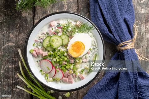 오로슈카 러시아 요리의 전통 요리 오이 무 계란 딜이 있는 여름의 가벼운 차가운 수프 0명에 대한 스톡 사진 및 기타 이미지 Istock