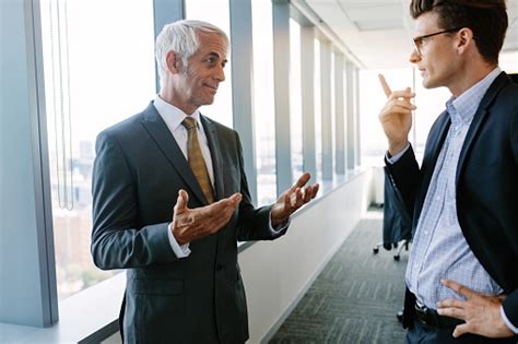 동료와 함께 논의 하는 고위 관리자 말하기에 대한 스톡 사진 및 기타 이미지 말하기 복도 사업가 Istock