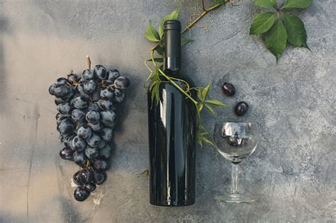 빈티지 다크 스톤 테이블 배경에 레드 와인 녹색 포도 와인 잔과 잘 익은 포도 의 병 텍스트의 맨 위 보기 복사 공간입니다 와인 숍 와인 바 와이너리 또는 와인 시음 개념