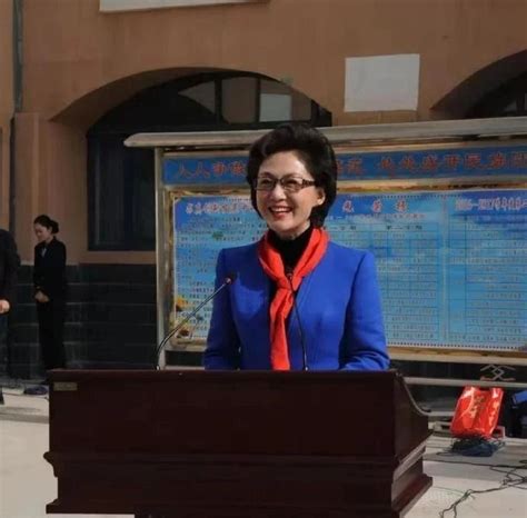 央视女主持海霞近照曝光，和台上差别大，曝康辉是大学男神 搜狐大视野 搜狐新闻