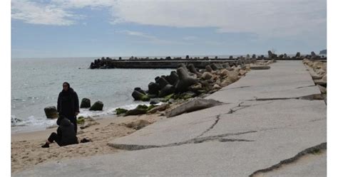 Емблематичната 3 та буна във Варна тъне в разруха