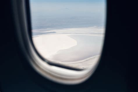 아래 풍경 산 호수 숲 바다에 항공기의 창에서 볼 수 있습니다 항공기 창 비행기로 여행하는 개념입니다 여행 자연 전망 풍경 개념 0명에 대한 스톡 사진 및 기타 이미지