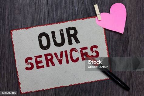 텍스트 서명 보여주는 우리의 서비스 개념 사진 직업 또는 봉사 무형 제품 흰색 페이지 빨간색 테두리 마커 옷 핀의 기능 보유 종이 마음 나무 배경 Our Services