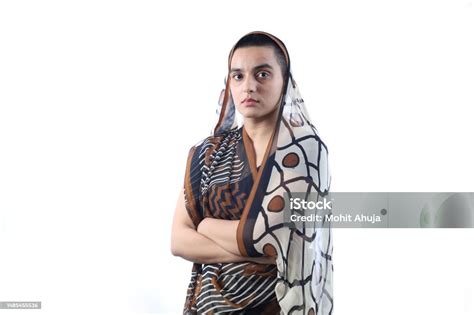 사리를 입은 인도 대머리 미망인 여성의 초상화 마을의 시골 인도 여성은 고군분투하는 열심히 일하는 사람입니다 80 89세에 대한