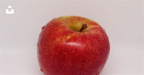 하얀 테이블 위에 앉아 있는 빨간 사과 사진 Unsplash의 무료 사과 이미지