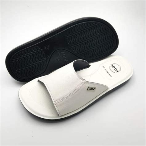 Adda รองเท้าแตะผู้ชาย แบบสวม แอดด้า เบอร์ 39 45 รุ่น 7q04 สีดำ สีขาว แตะ สวม ลำลอง สบาย