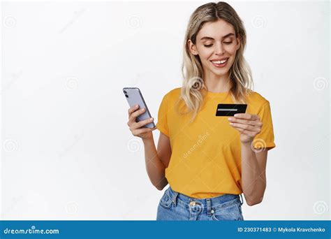 Linda Mulher Pagando On Line Com Cart O De Cr Dito E Telefone Celular