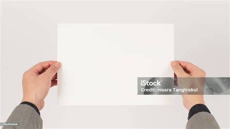 텍스트 공간입니다 손은 회색 양복을 입고 흰색 배경에 빈 보드 A4 종이를 들고있다 손에 대한 스톡 사진 및 기타 이미지 손 스튜디오 촬영 접힌 Istock