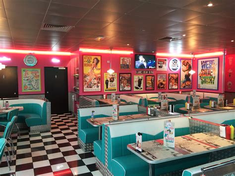 Pin By Florencia Benitez On Lugares Para Merendar Bsas Vintage Diner Diner Aesthetic Retro Cafe
