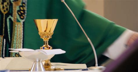 Od Dvanásťročnej školáčky žiadal Orálny Sex Zvráteného Kňaza Z Dolného Kubína Obvinili Zo