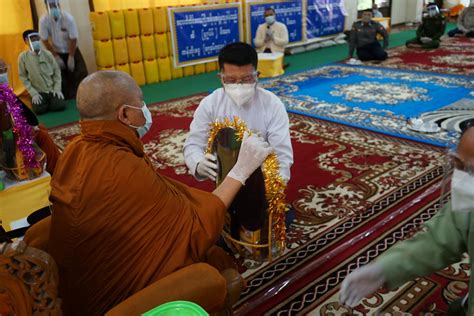 ဧရာဝတီတိုင်းဒေသကြီး ဝန်ကြီးချုပ် ဖျာပုံခရိုင်အတွင်း ဝါကပ် သီတင်း သုံးတော်မူသော သံဃာတော်နှင့