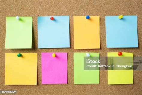 닫기 최대 게시 노트 회의실에서 벽에 스티커 메모 종이 알림 일정 보드 다채로운 다양 한 복사 빈 공간입니다 소프트 포커스입니다 메모판에 대한 스톡 사진 및 기타 이미지