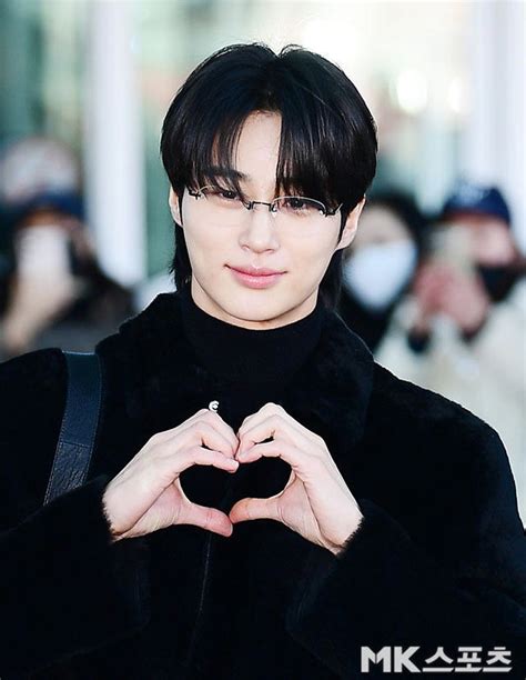 변우석 어떻게 손보다 얼굴이 더 작다 안경 낀 조각 비주얼로 긱시크 종결 공항패션