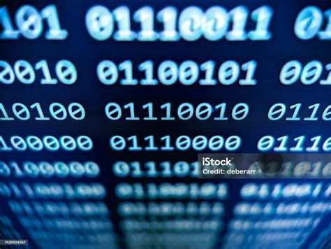 초점 흐림 효과가있는 블루 스크린에 1과 0이 표시된 바이너리 컴퓨터 코드의 클로즈업 뷰 0에 대한 스톡 사진 및 기타 이미지