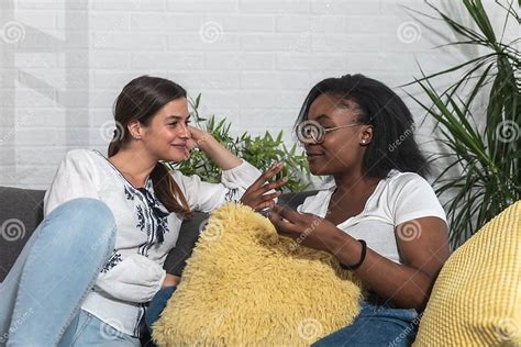 Due Giovani Lesbiche Di Razza Mista Donne Africane E Bianche Di Colore