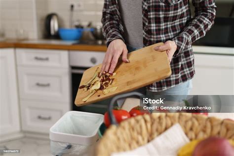 가정용 퇴비 통에 음식 껍질을 던지는 여자 발효된 보카시 용기에 담긴 유기농음식물 쓰레기를 재활용하는 여성 가정 생활에 대한 스톡 사진 및 기타 이미지 Istock