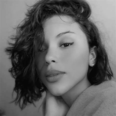 O Peso é Intangível Mas Prende Como Correntes Invisíveis Há Um Pulsar Desordenado No Peito