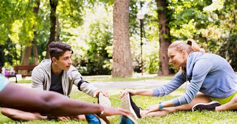 자연의 젊은 주자 그룹 잔디에 앉아 다리를 따뜻하게하고 스트레칭 사진 Unsplash의 나무 이미지