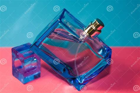 Fundo Rosa E Azul Frasco De Vidro Retangular Azul De Perfumes Unísex