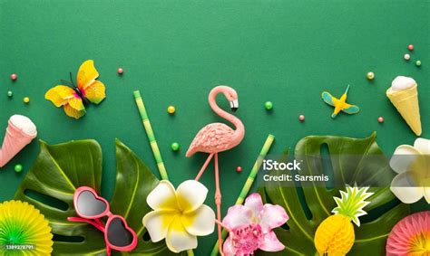 이국적인 열대 여름 배경 여름 해변 파티 개념 녹색 배경에 핑크 플라밍고 열대 잎 오키 꽃 및 기타 액세서리 평평한 평지 복사