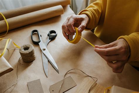 여성 포장 선물 크래프트 래핑 페이퍼와 천연 꼬기 재활용 재료 해피 홀리데이 선물 놀라움 권투 의 날 선물 배송 서비스 배송 수공예품 축제 선물에 대한 스톡 사진 및 기타
