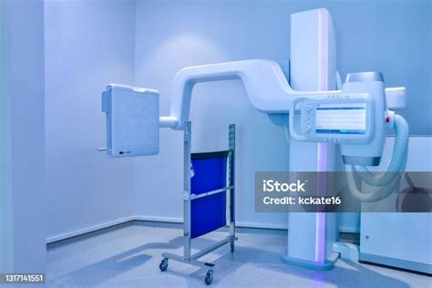 현대 병원의 장비 X 선 장비 현대 엑스레이 기계 및 병원에서 전산화 된 축 단층 촬영 스캔 고전적인 천장 장착 엑스레이가 있는 병원 수술실의 X선 실 3차원 형태에 대한