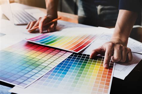 기업의 디자이너 그래픽 크리에이 티브 창의성 개념 남자 펜을 사용 하 여 그래픽 디자인 주문 고객에 게 컬러 아이디어 스타일 집