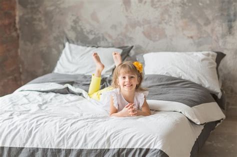 Ni A Feliz Divirti Ndose Jugando En Una Cama Foto Premium