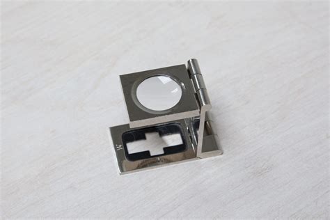 the art of thread counting using a magnifying glass accdis english hub