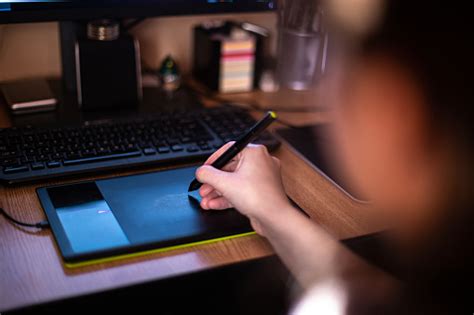 펜이 있는 그래픽 태블릿을 사용하고 새로운 프로젝트 아이디어를 작업하는 사람 개념에 대한 스톡 사진 및 기타 이미지 개념 개념과 주제 그래픽 디자이너 Istock