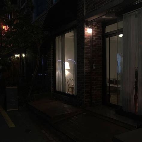 빈 거리의 어둠 속 램프와 의자