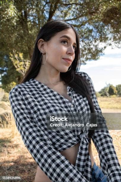 긴 검은 머리로 미소 짓는 아름다운 여성의 얼굴 편안한 하루에 배경 나무 아름다움과 자연에 격자 무늬 블라우스를 착용 20 29세에 대한 스톡 사진 및 기타 이미지 Istock