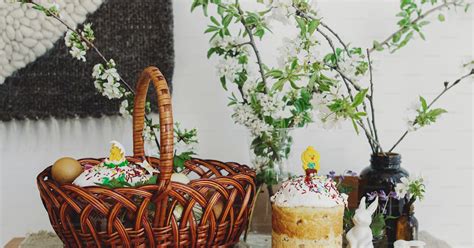 세련된 부활절 달걀 수제 부활절 빵 고리 버들 바구니에 담긴 맛있는 전통 부활절 음식 소박한 테이블의 린넨 냅킨에 피는 봄 꽃 행복한 부활절 축제 아침 식사 사진