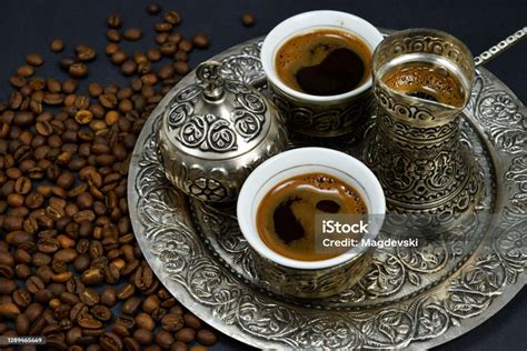 느슨한 커피 콩 옆에 있는 전통적인 아랍 커피 세트에서 제공되는 양조 커피 가득 찬에 대한 스톡 사진 및 기타 이미지 가득 찬 갈색 개체 그룹 Istock