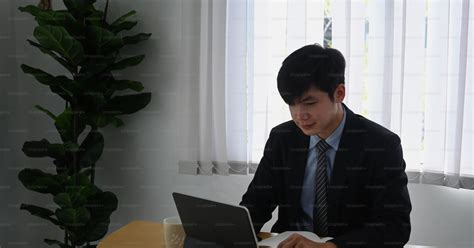 컴퓨터 태블릿에서 일하고 현대 사무실에서 새로운 프로젝트와 관련된 그의 계획에 대해 생각하는 매력적인 사업가 사진 Unsplash의 개념 이미지