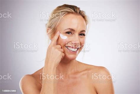 초상화 스킨케어 로션은 노화 방지 뷰티 트리트먼트를 위해 회색 배경에 스튜디오에서 성숙한 여성과 함께한다 얼굴 제품 및 크림은 모이스처 라이저를 적용하기 위해 욕실에서