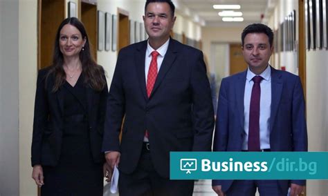 Министърът на икономиката и индустрията Никола Стоянов в средата заедно със заместник